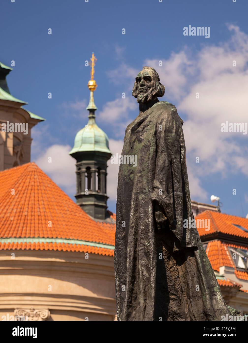 OLD TOWN SQUARE, PRAGUE, CZECH REPUBLIC - Jan Hus Memorial statue Stock ...