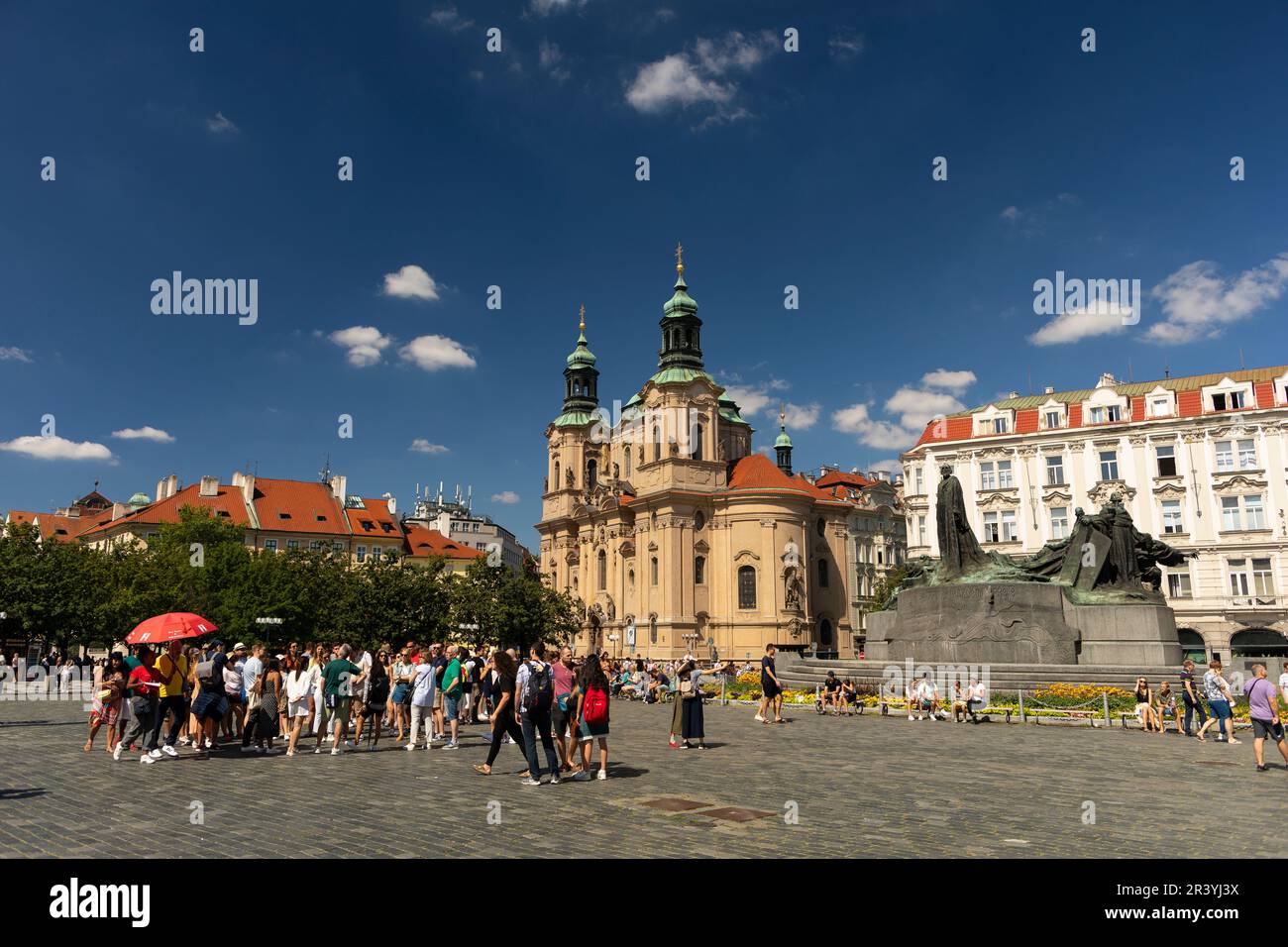 OLD TOWN SQUARE, PRAGUE, CZECH REPUBLIC - Jan Hus Memorial statue at ...