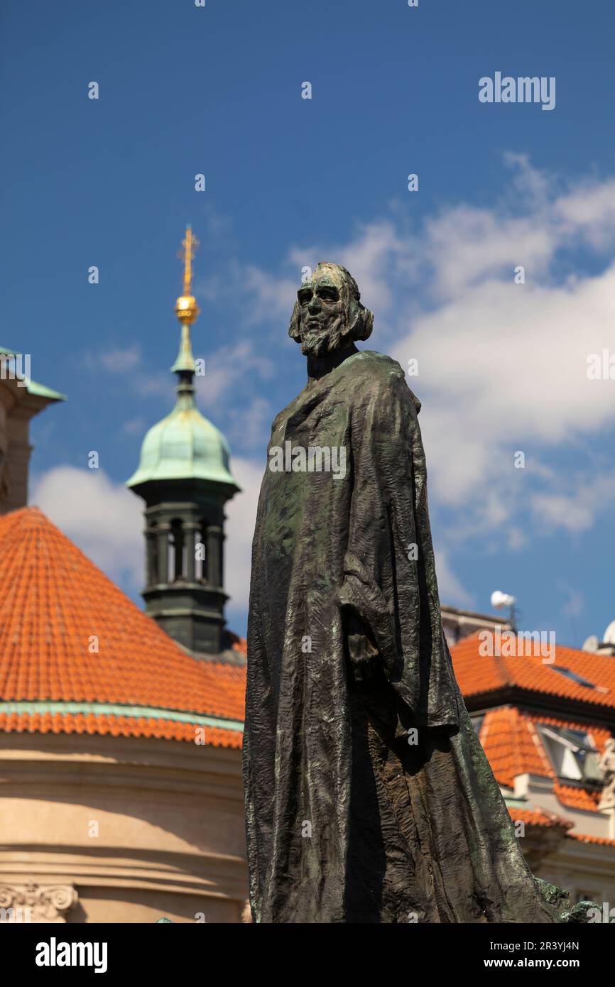 OLD TOWN SQUARE, PRAGUE, CZECH REPUBLIC - Jan Hus Memorial statue Stock ...