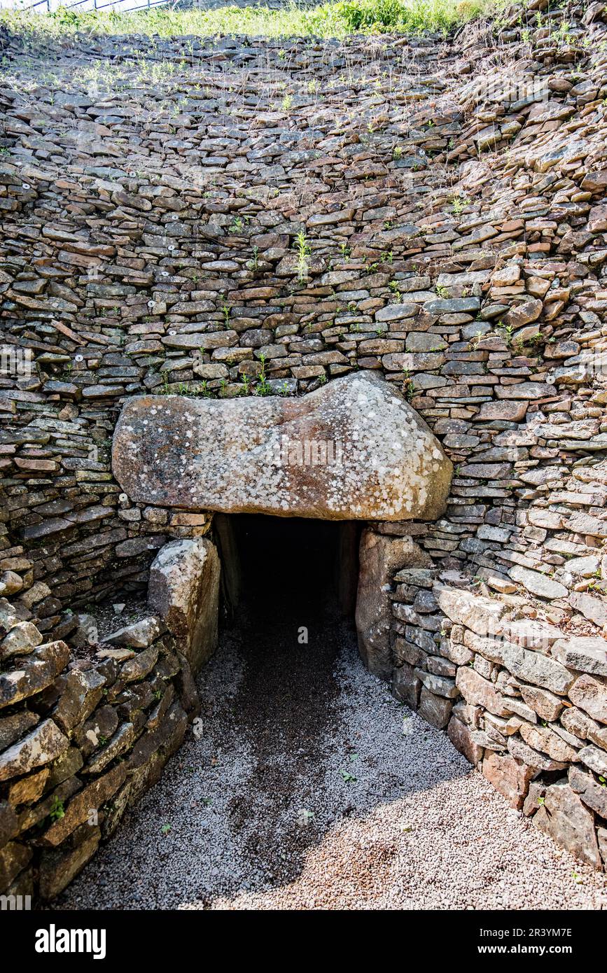 000 year old neolithic passage grave hi-res stock photography and images - Alamy