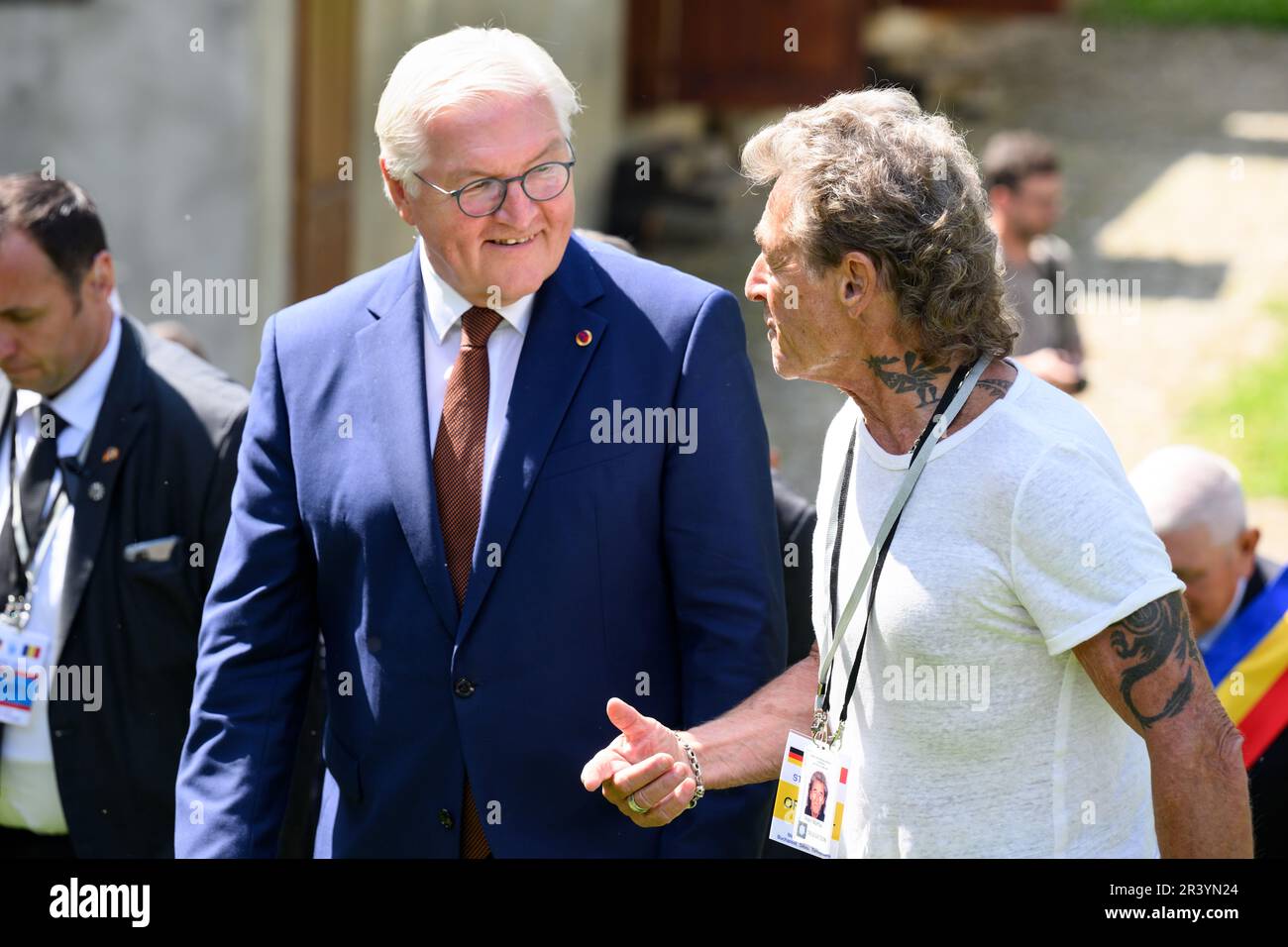 25 May 2023, Romania, Hermannstadt (sibiu): Peter Maffay (r) informs ...