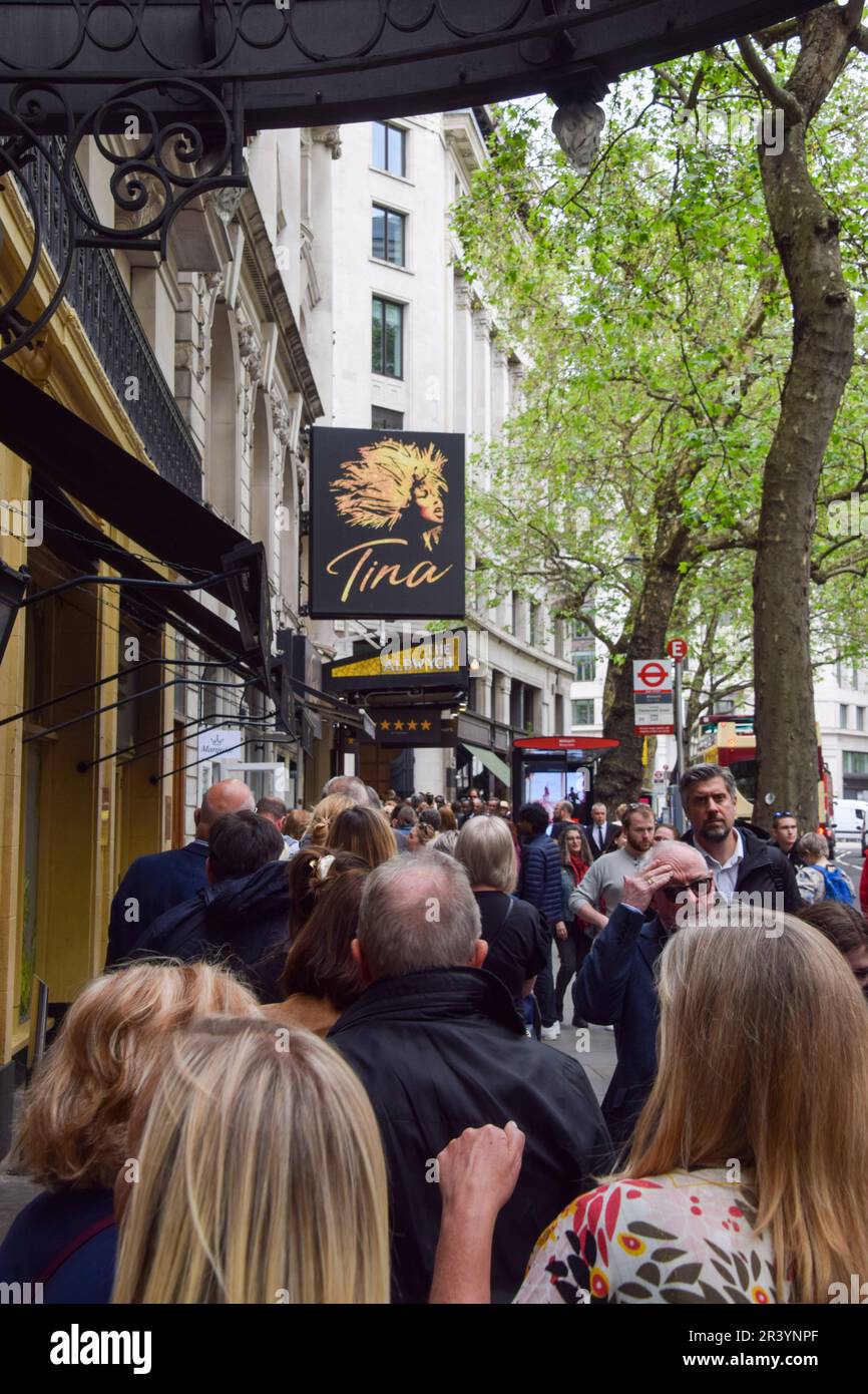 Queue fans outside ticket office hi-res stock photography and images ...