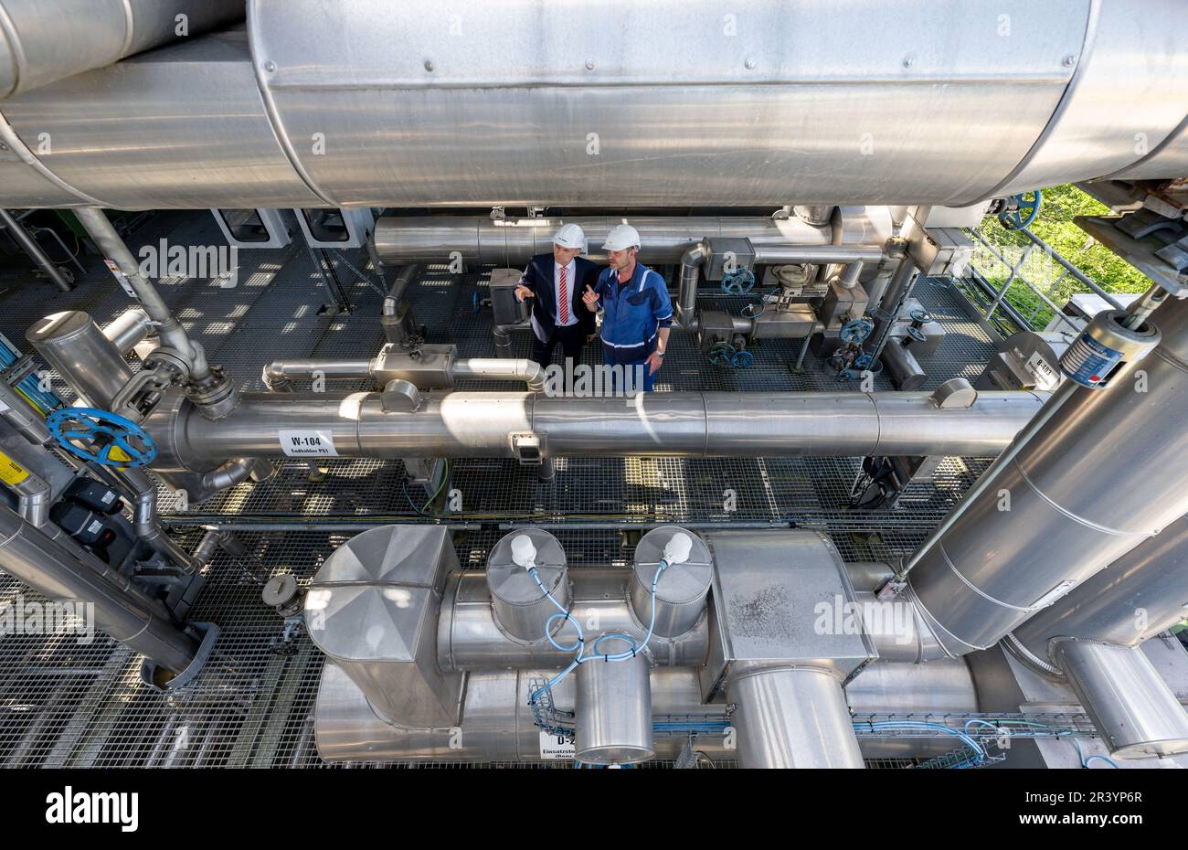 25 May 2023, Saxony, Freiberg: Martin Gräbner (l), professor at TU ...