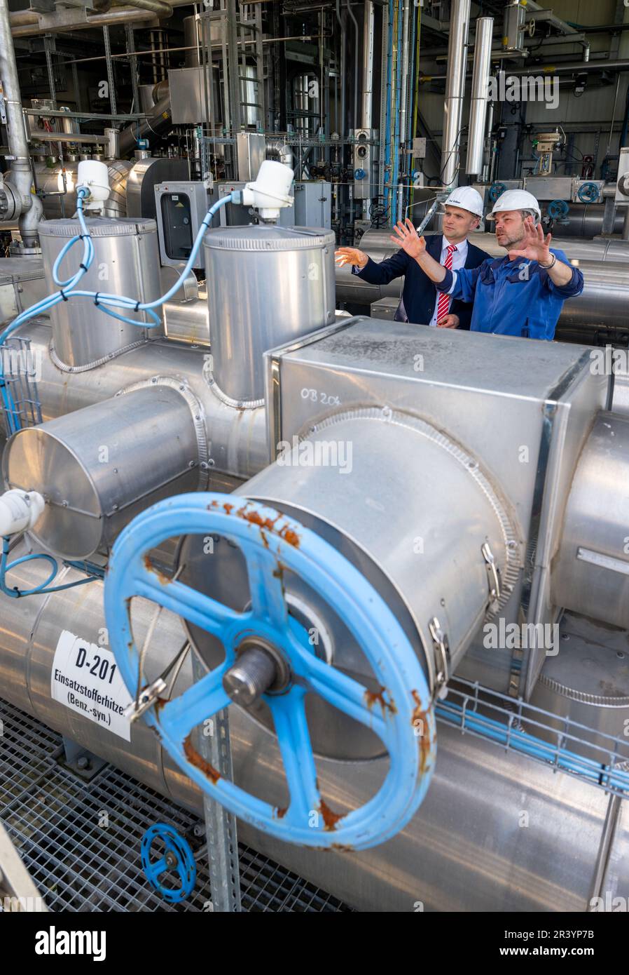 25 May 2023, Saxony, Freiberg: Martin Gräbner (l), professor at the TU ...