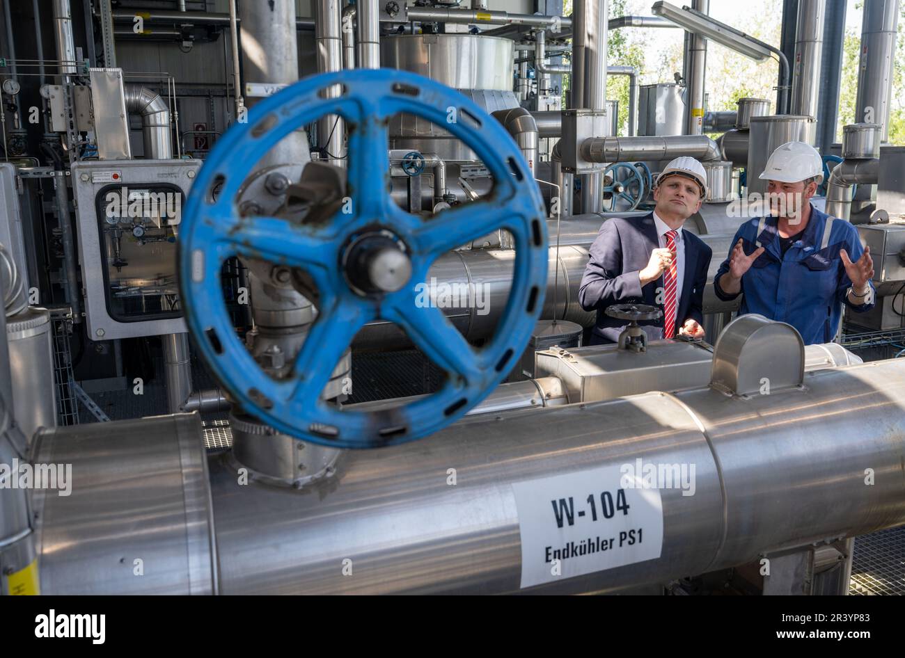 25 May 2023, Saxony, Freiberg: Martin Gräbner (l), professor at the TU ...