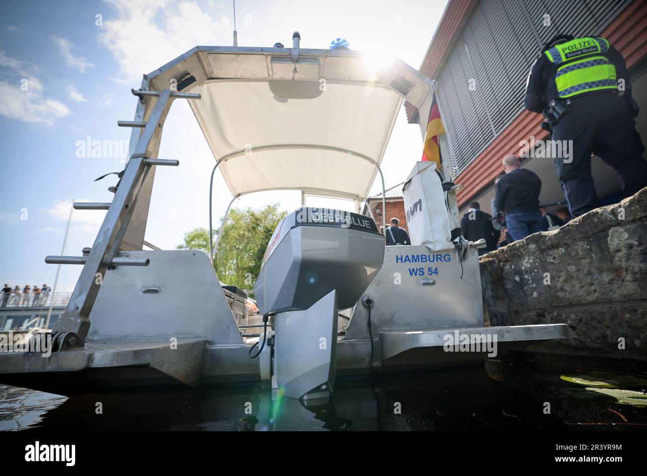 25 May 2023, Hamburg: The electric outboard motor "Deep Blue 50" from ...