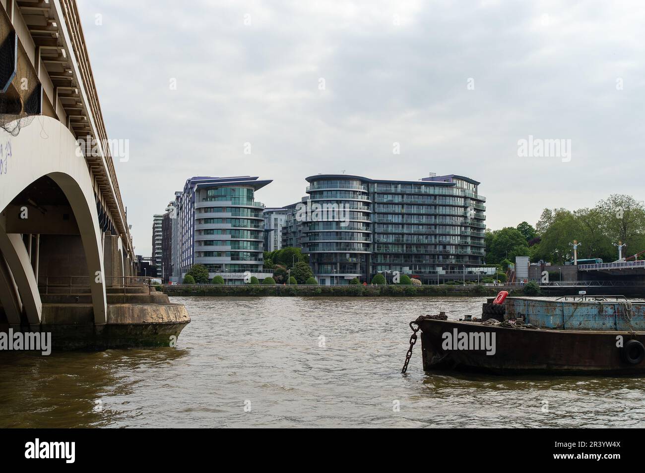 Luxury riverside living river thames hi-res stock photography and ...