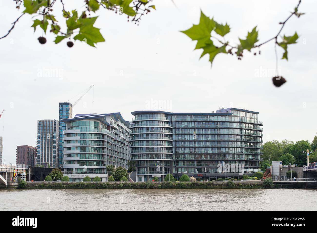 Luxury riverside living river thames hi-res stock photography and ...