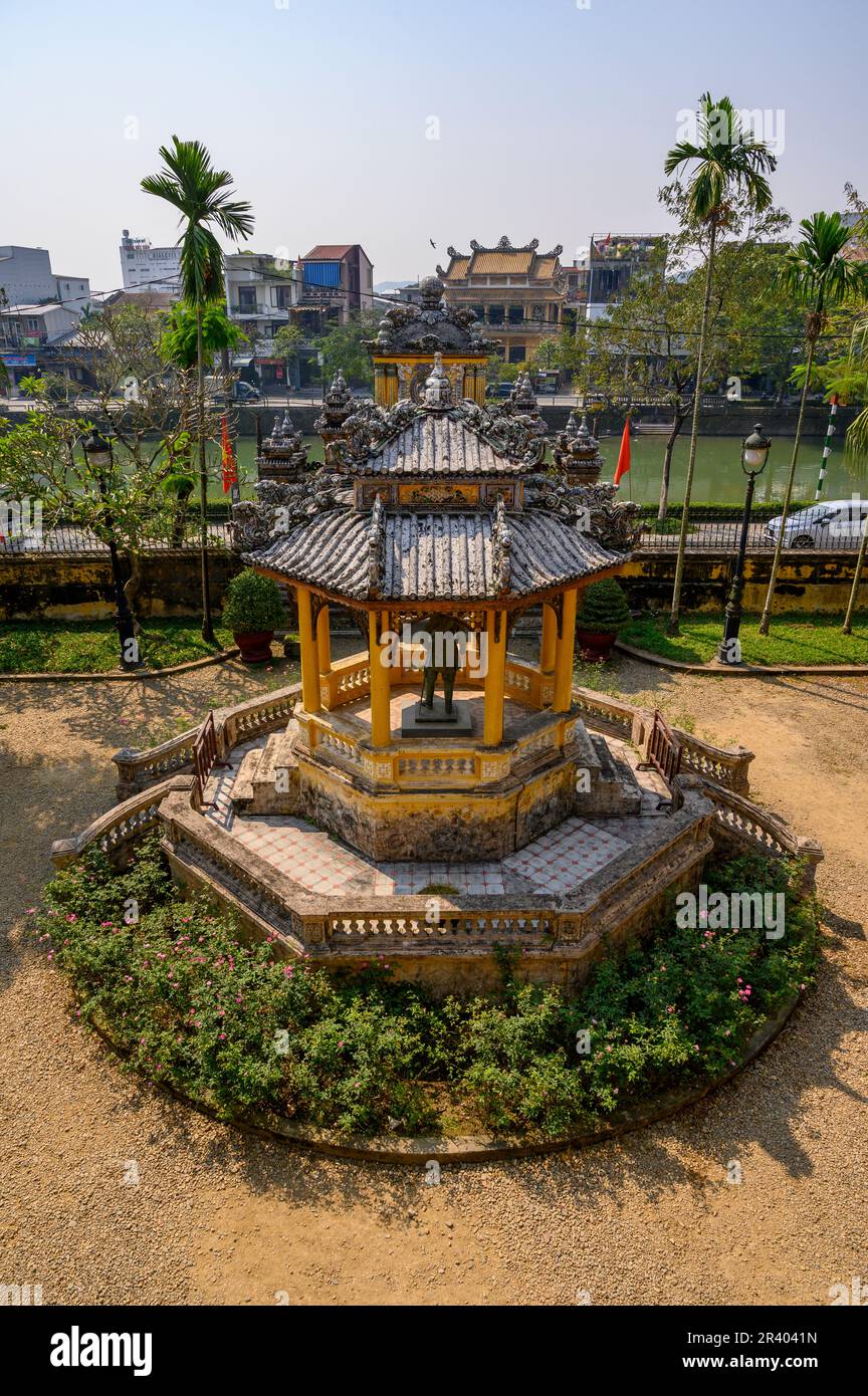 Trung lap communal house hi-res stock photography and images - Alamy