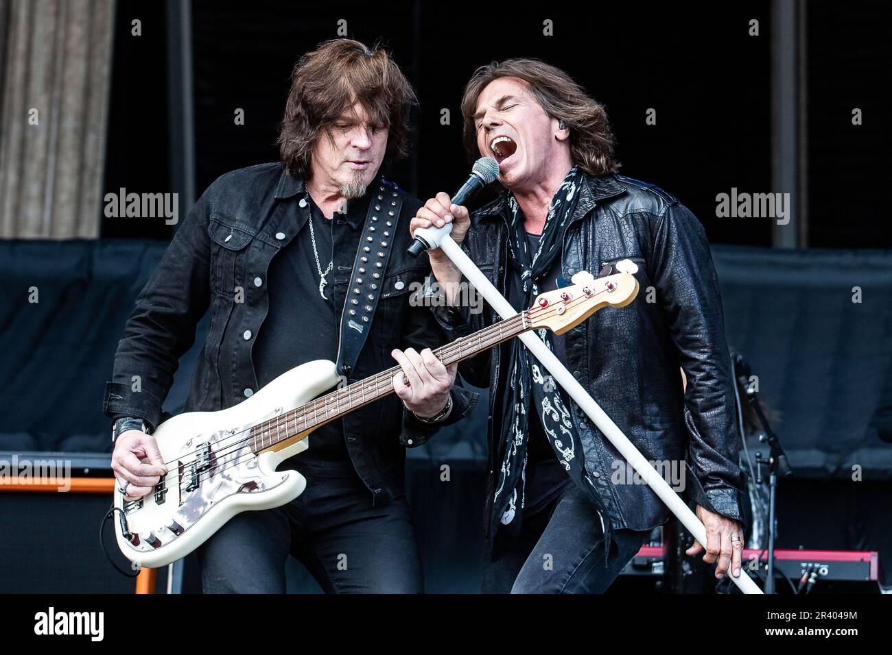 Rock stars on stage hi-res stock photography and images - Alamy