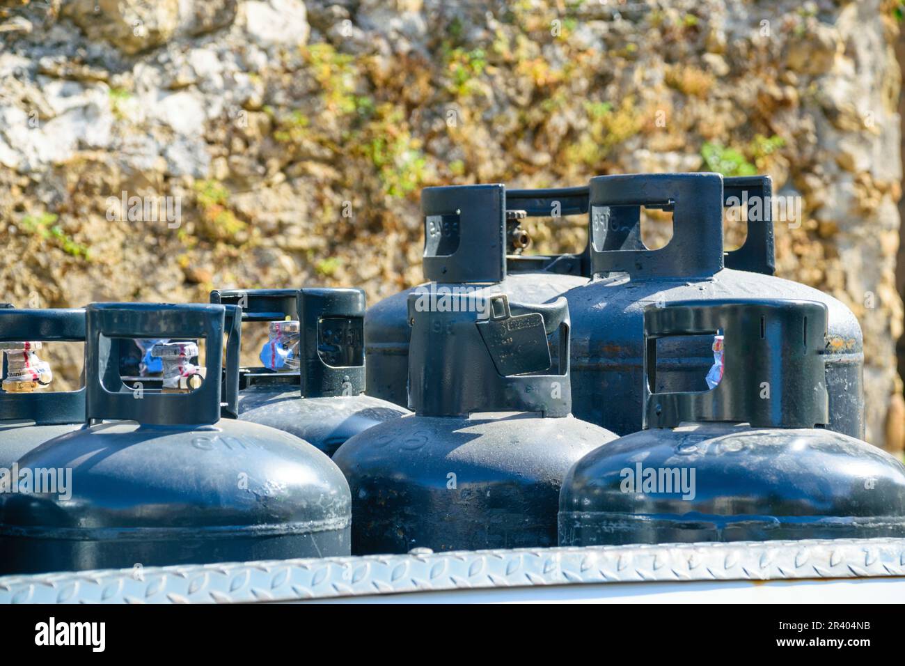 Hydrogen gas cylinders hi-res stock photography and images - Alamy