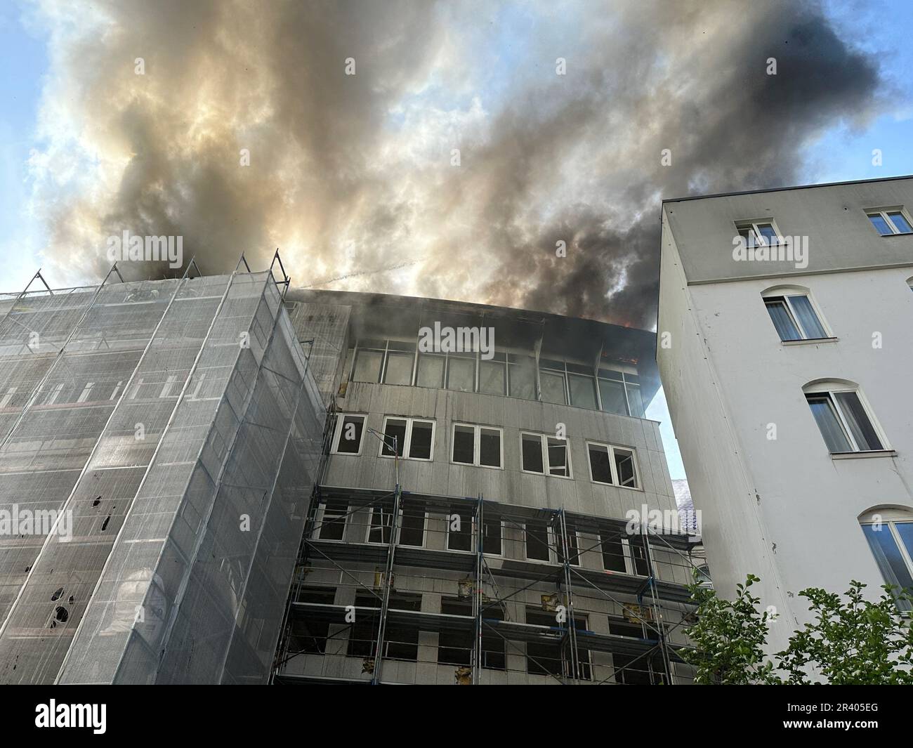 Hamburg, Germany. 25th May, 2023. The roof truss of a building is on ...