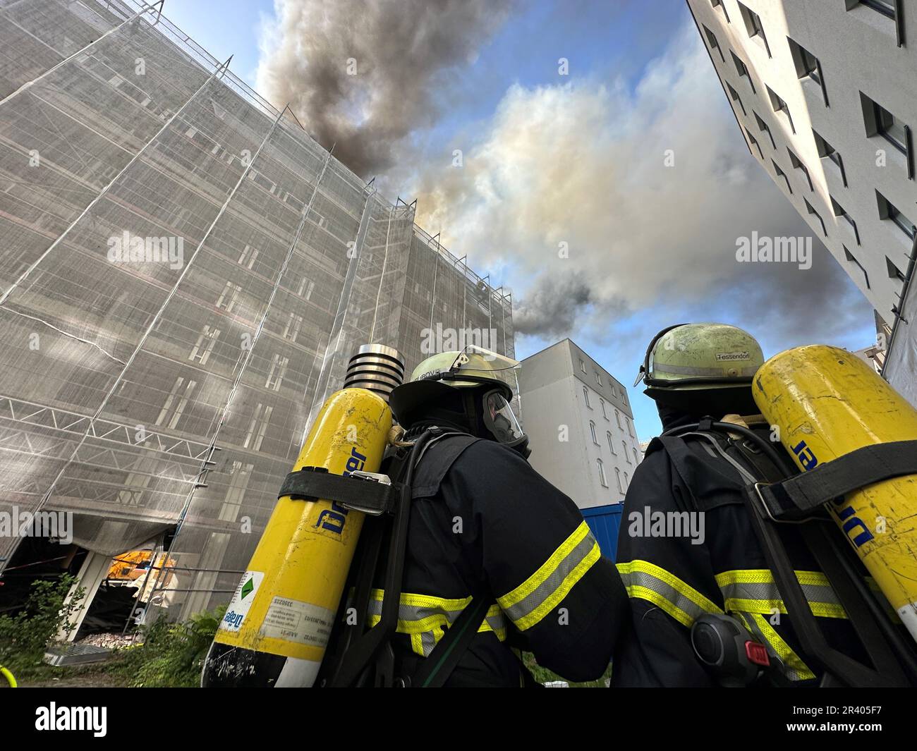 Hamburg, Germany. 25th May, 2023. The roof truss of a building is on ...