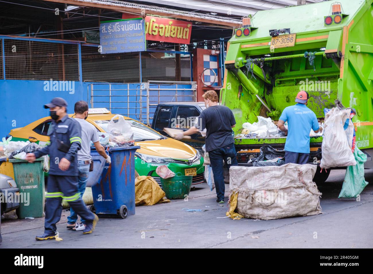 Recycling garbage collector hi-res stock photography and images - Alamy
