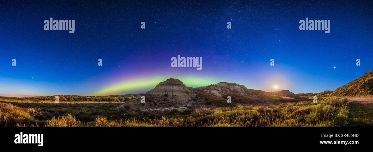 The northern stars at moonrise at Dinosaur Provincial Park, Alberta ...