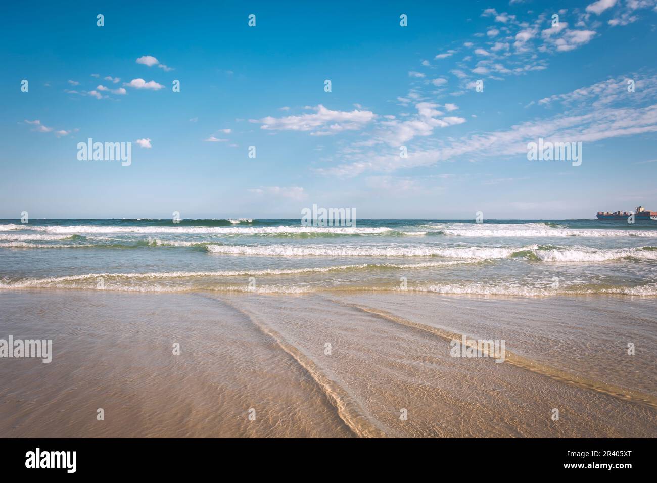 Sunny nature paradise shore beach hi-res stock photography and images ...