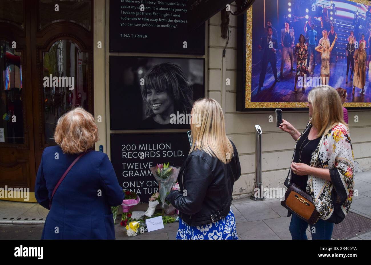 London, UK. 25th May, 2023. Fans take photos of the floral tributes and ...
