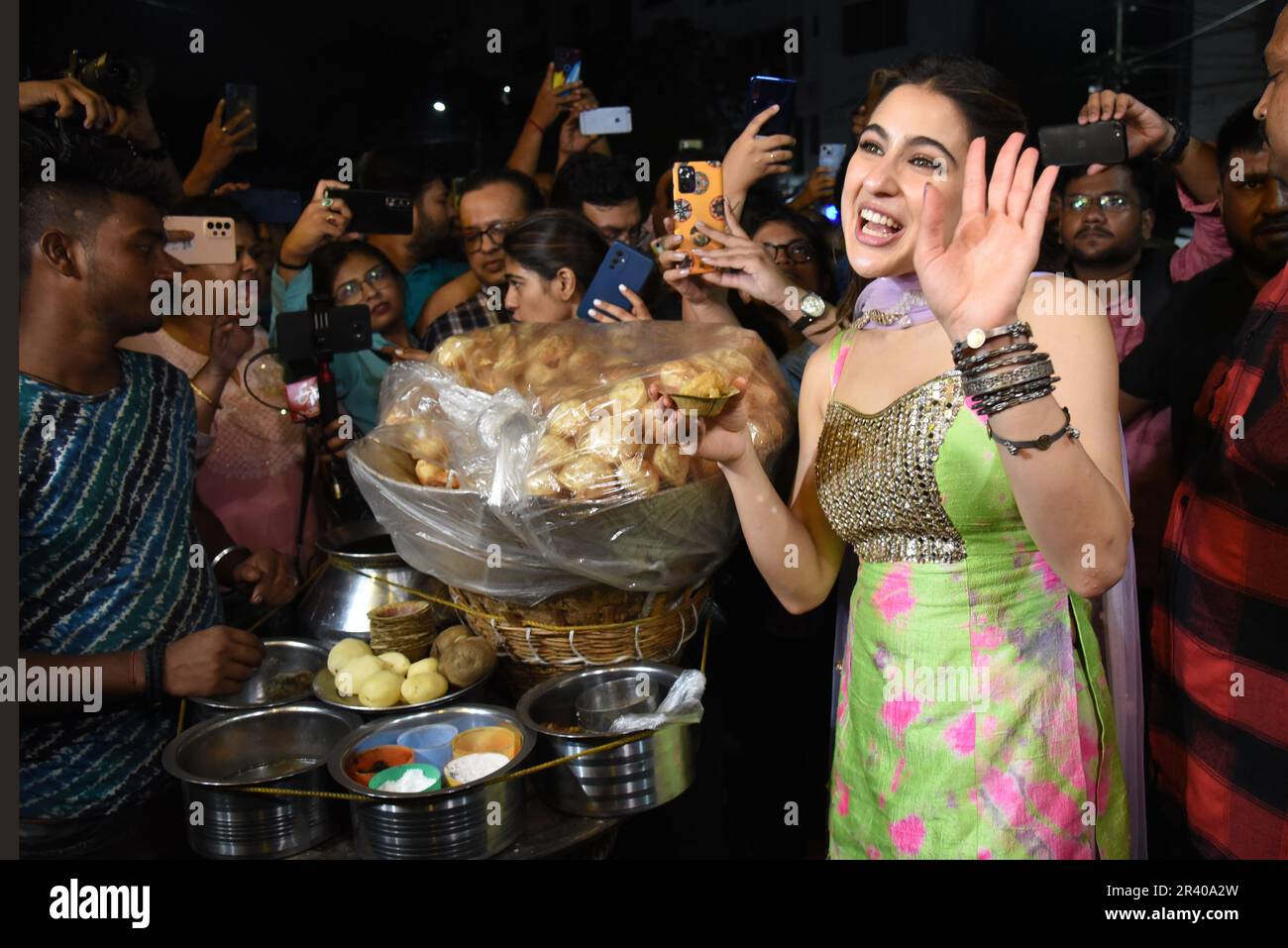 Kolkata, India. 25th May, 2023. Bollywood Actress Sara Ali Khan eating ...