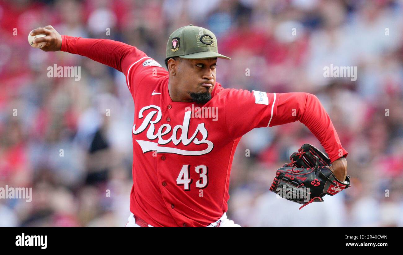 Cincinnati Reds relief pitcher Alexis Diaz (43) throws against the New ...