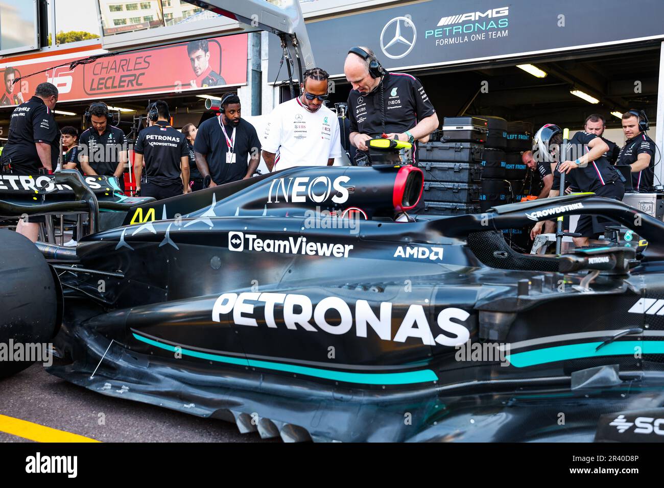 HAMILTON Lewis (gbr), having a look at the new side pods of his ...