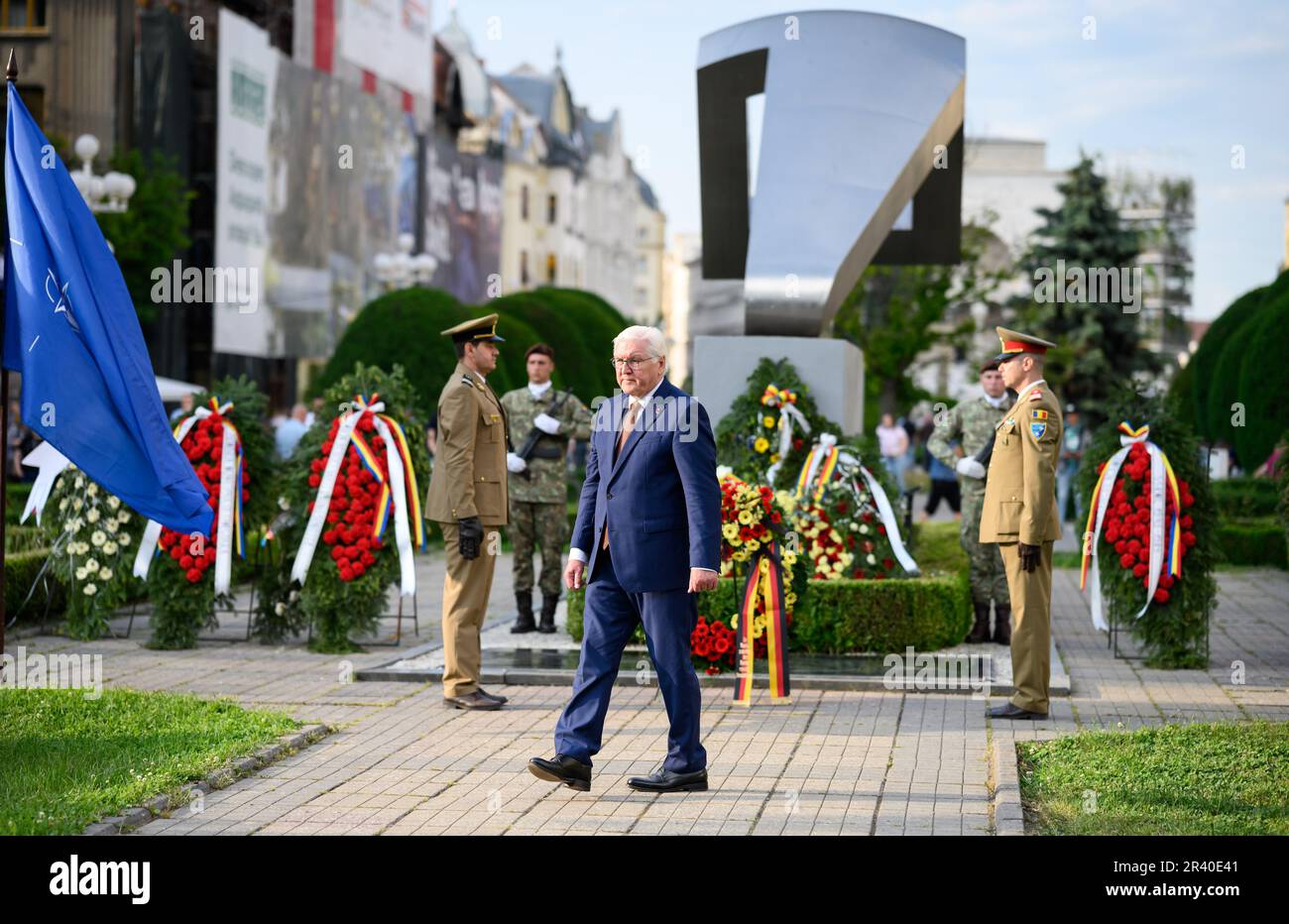 25 May 2023, Romania, Temeswar (timi·oara): German President Frank-Walter Steinmeier lays a ...