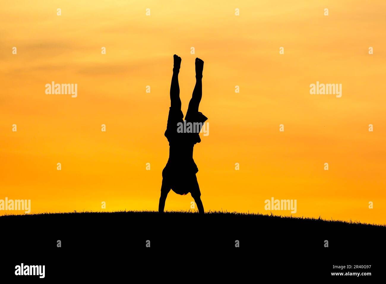 Hand stand hi-res stock photography and images - Alamy