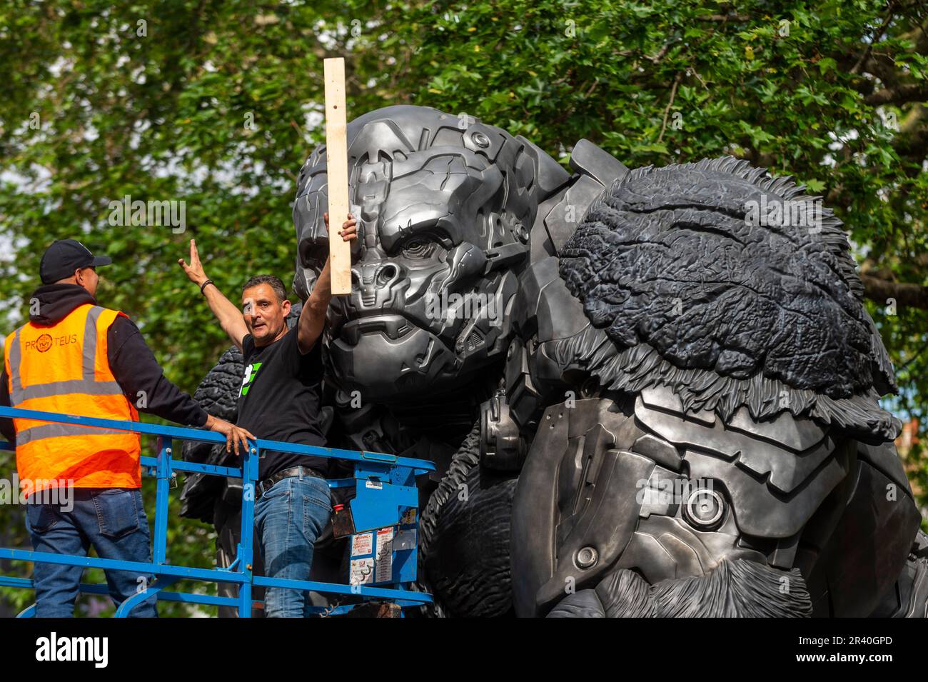 London, UK. 25 May 2023. Workmen celebrate the successful installation ...