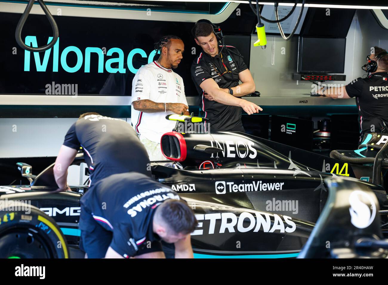 HAMILTON Lewis (gbr), having a look at the new side pods of his Mercedes AMG F1 Team W14, in the ...