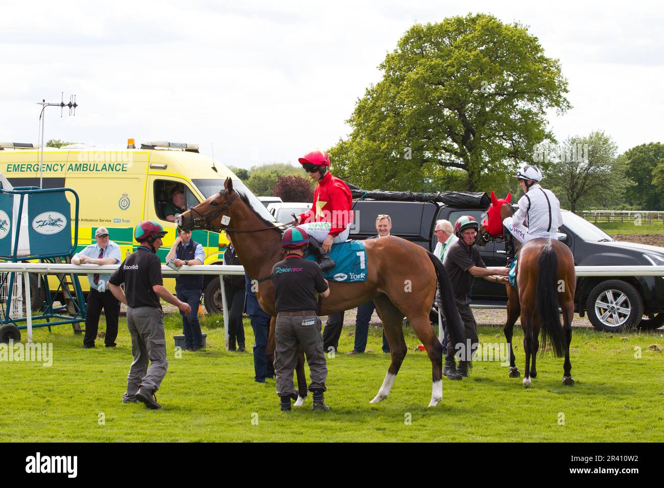 Jockey Jason Hart on Highfield Princess at York Races Stock Photo - Alamy