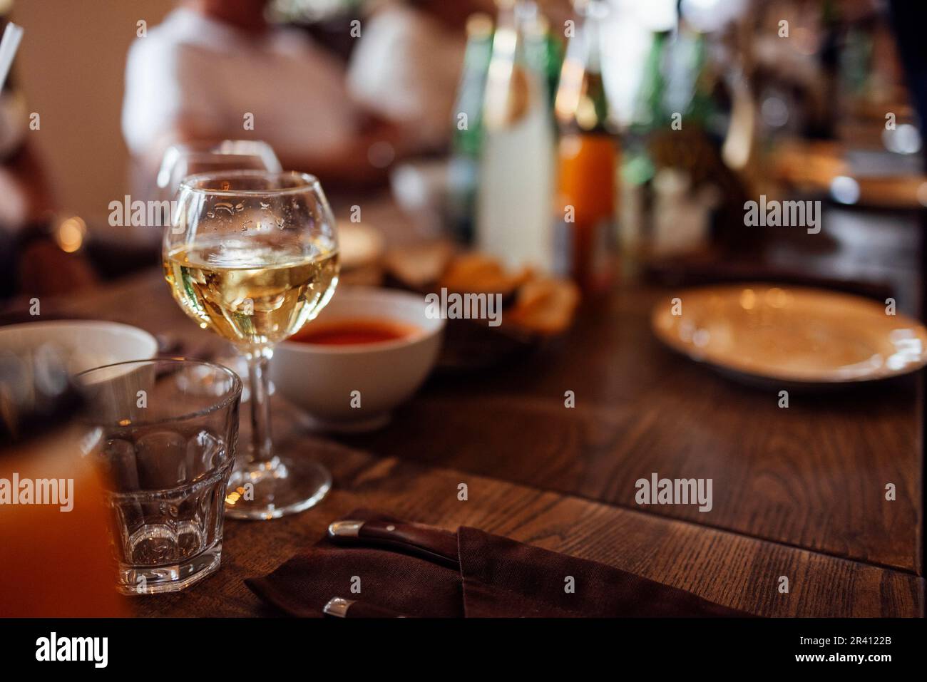 Empty banquet hall table hi-res stock photography and images - Alamy