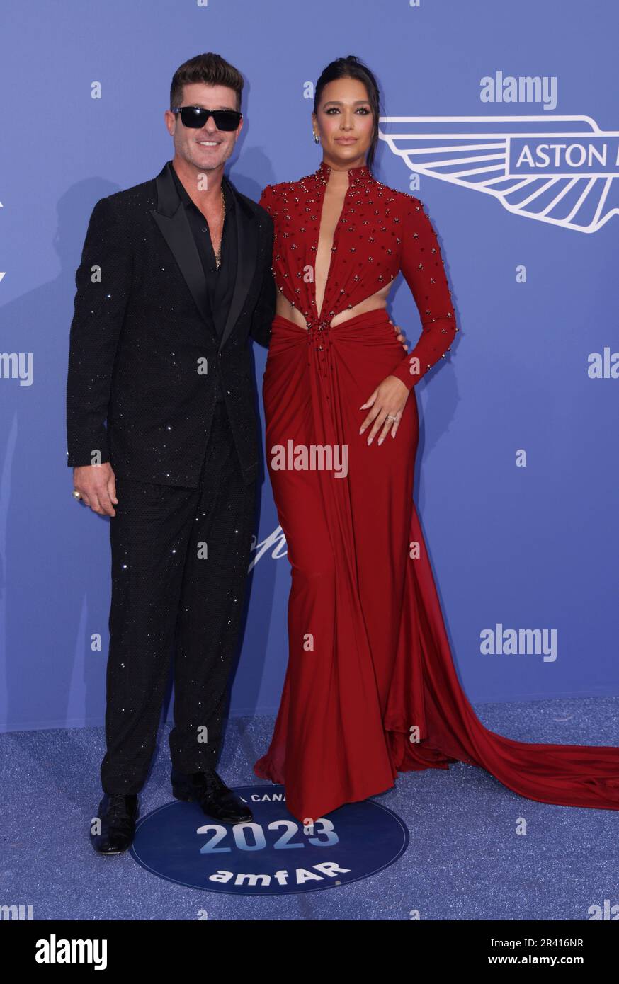 Robin Thicke, left, and April Love Geary pose for photographers upon ...