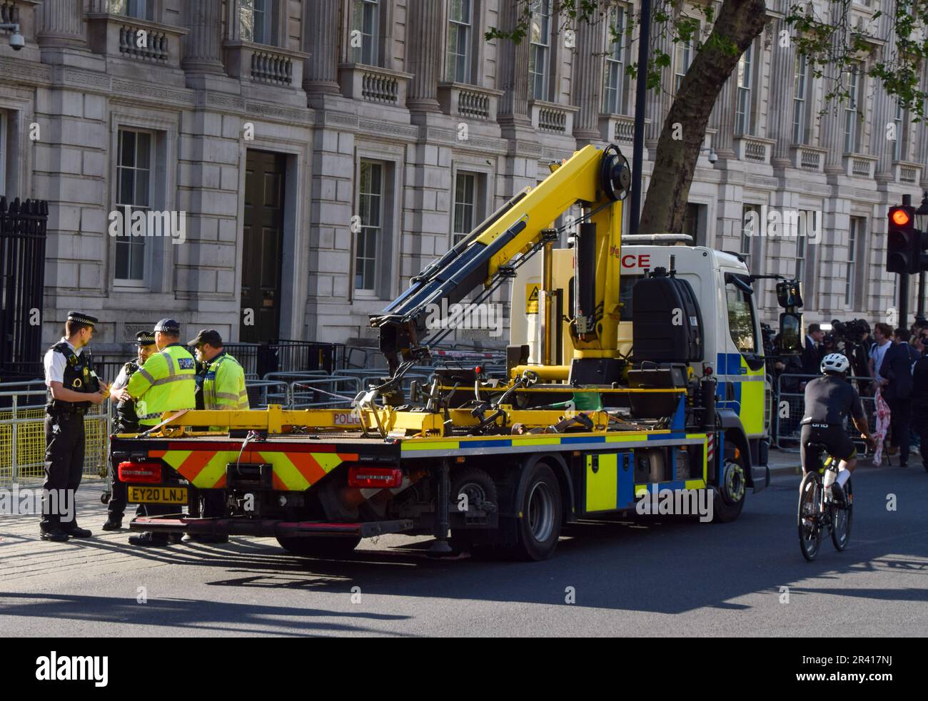 London, UK. 25th May, 2023. Police prepare to remove the vehicle ...