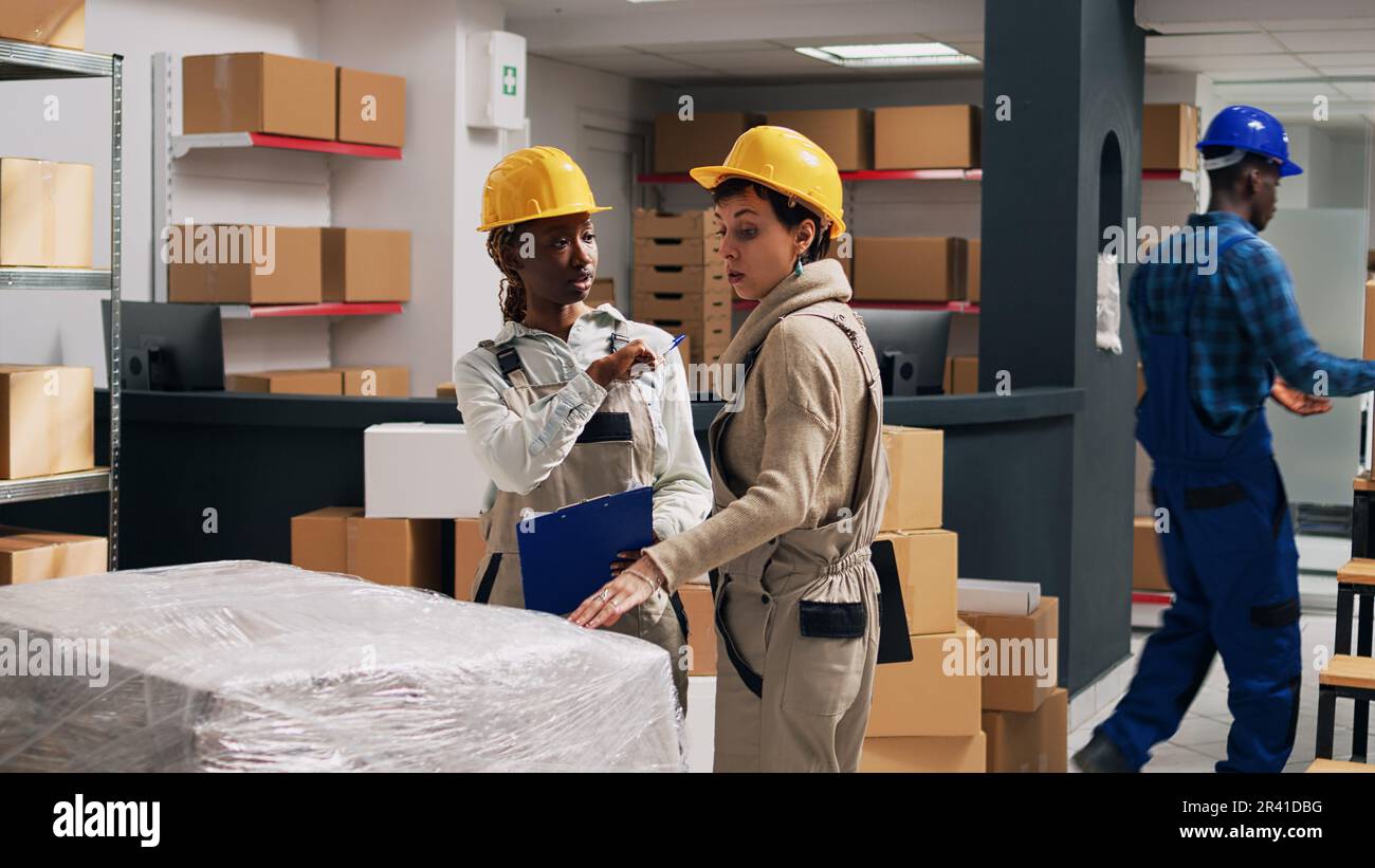 Reviewing tablet warehouse worker hi-res stock photography and images ...