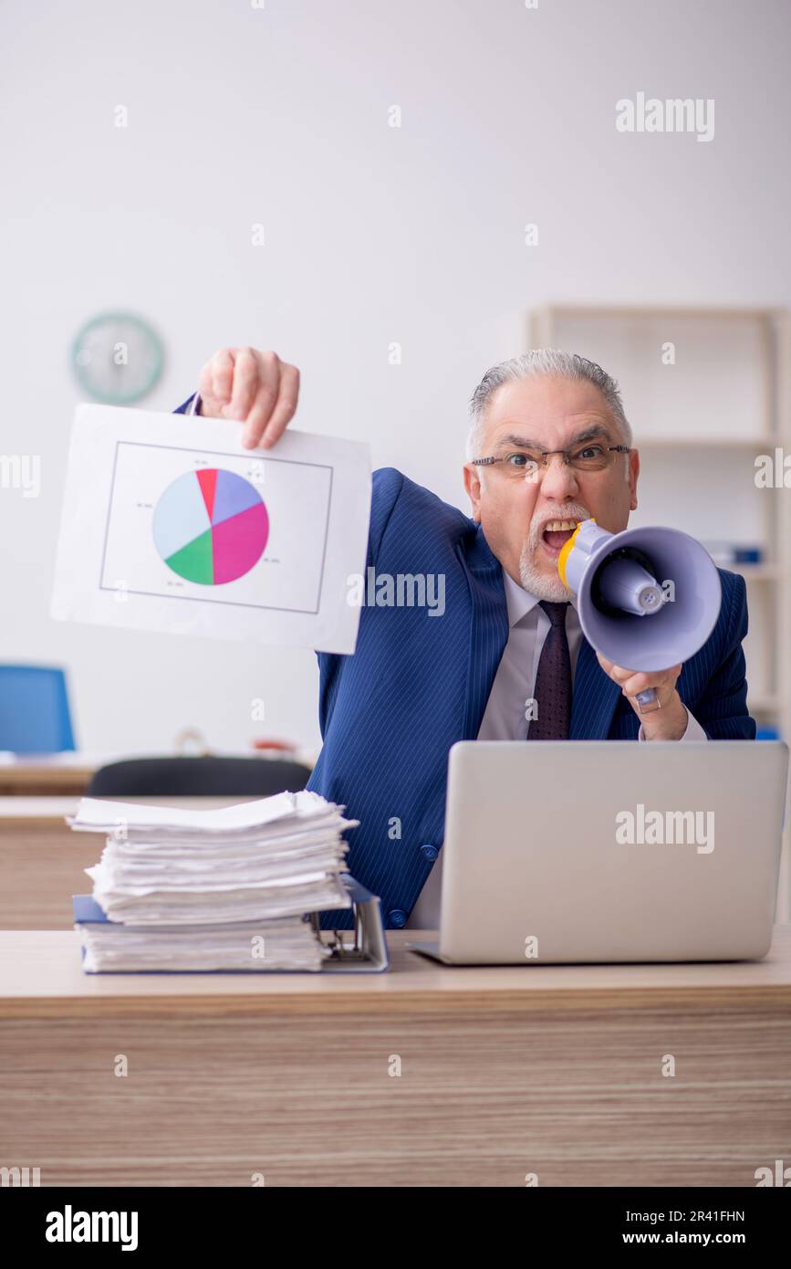 Reporting megaphone hi-res stock photography and images - Alamy