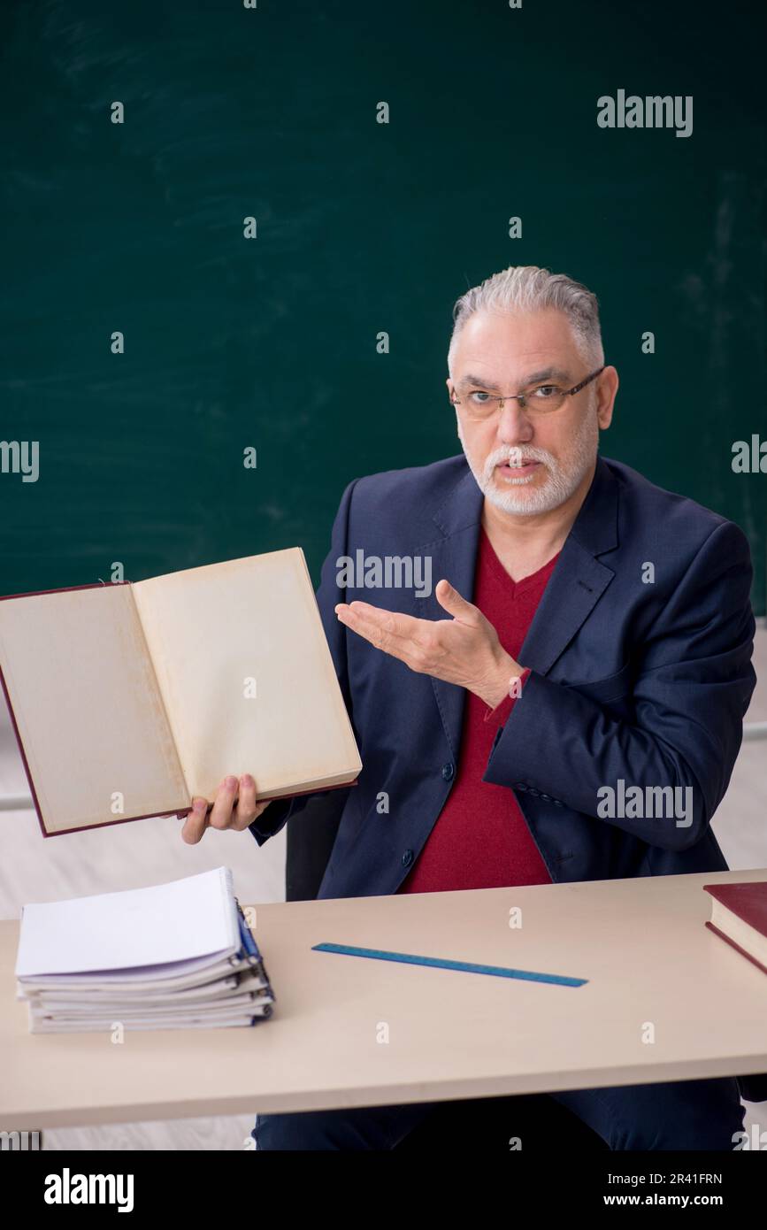 Old male teacher classroom hi-res stock photography and images - Alamy