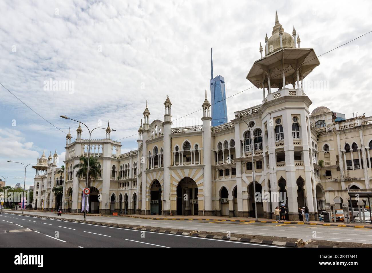 Kuala Lumpur, Malaysia - 5. Februar 2023: Bahnhof und Wolkenkratzer ... Kuala Lumpur, Malaysia - 5. Februar 2023: Bahnhof und Wolkenkratzer ...