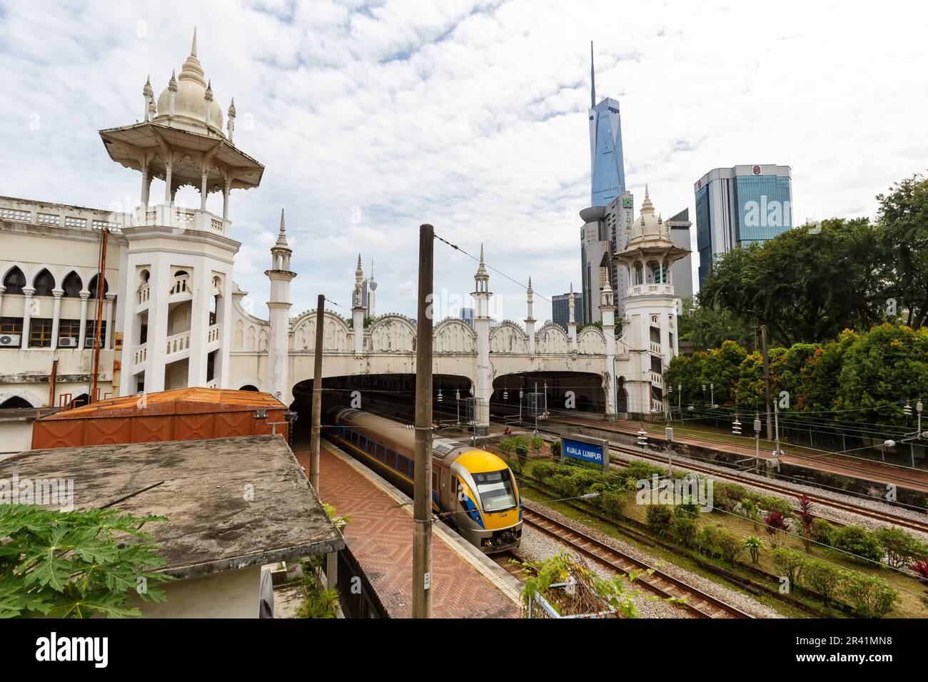 Kuala Lumpur, Malaysia - 5. Februar 2023: Bahnhof und Wolkenkratzer ... Kuala Lumpur, Malaysia - 5. Februar 2023: Bahnhof und Wolkenkratzer ...