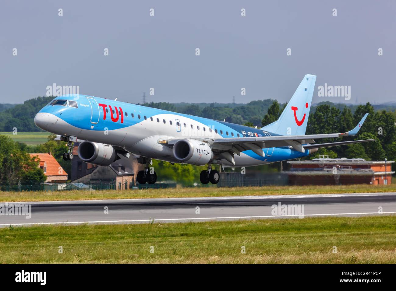 Tui belgium embraer hi-res stock photography and images - Alamy