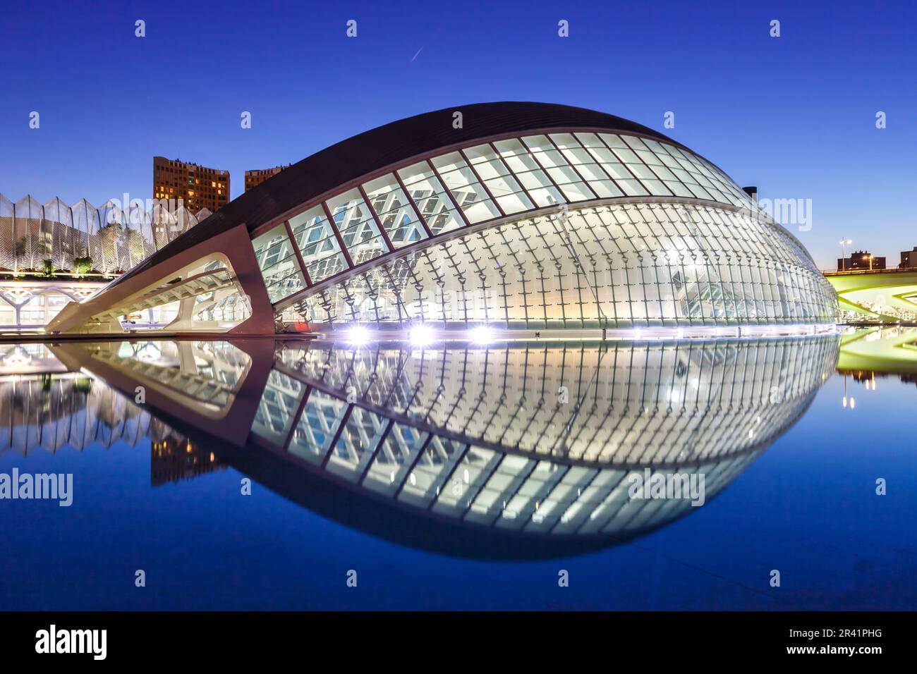 Valencia, Spanien - 17. Februar 2022: Ciutat de les Arts i les Ciencies mit Hemisferic Gebäude ...