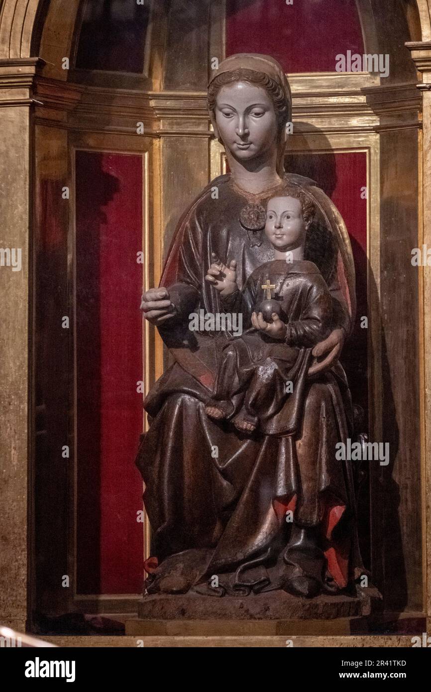 Virgin mary iconography hi-res stock photography and images - Alamy