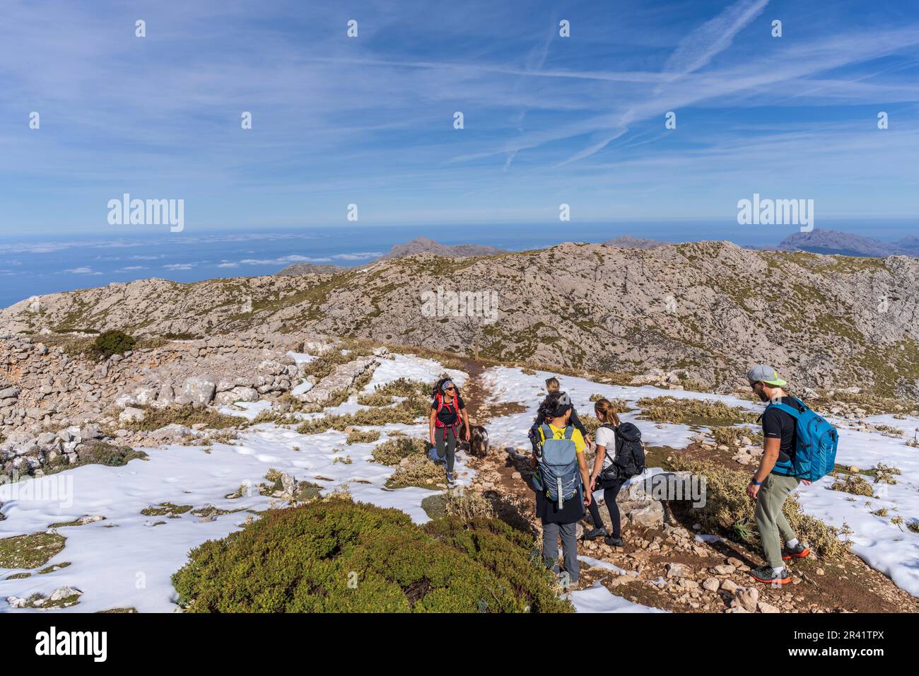 Hikers in line hi-res stock photography and images - Alamy