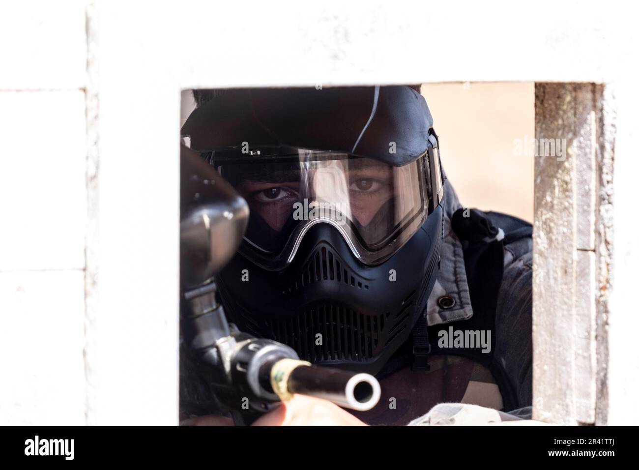 Shoot paintballs hi-res stock photography and images - Alamy