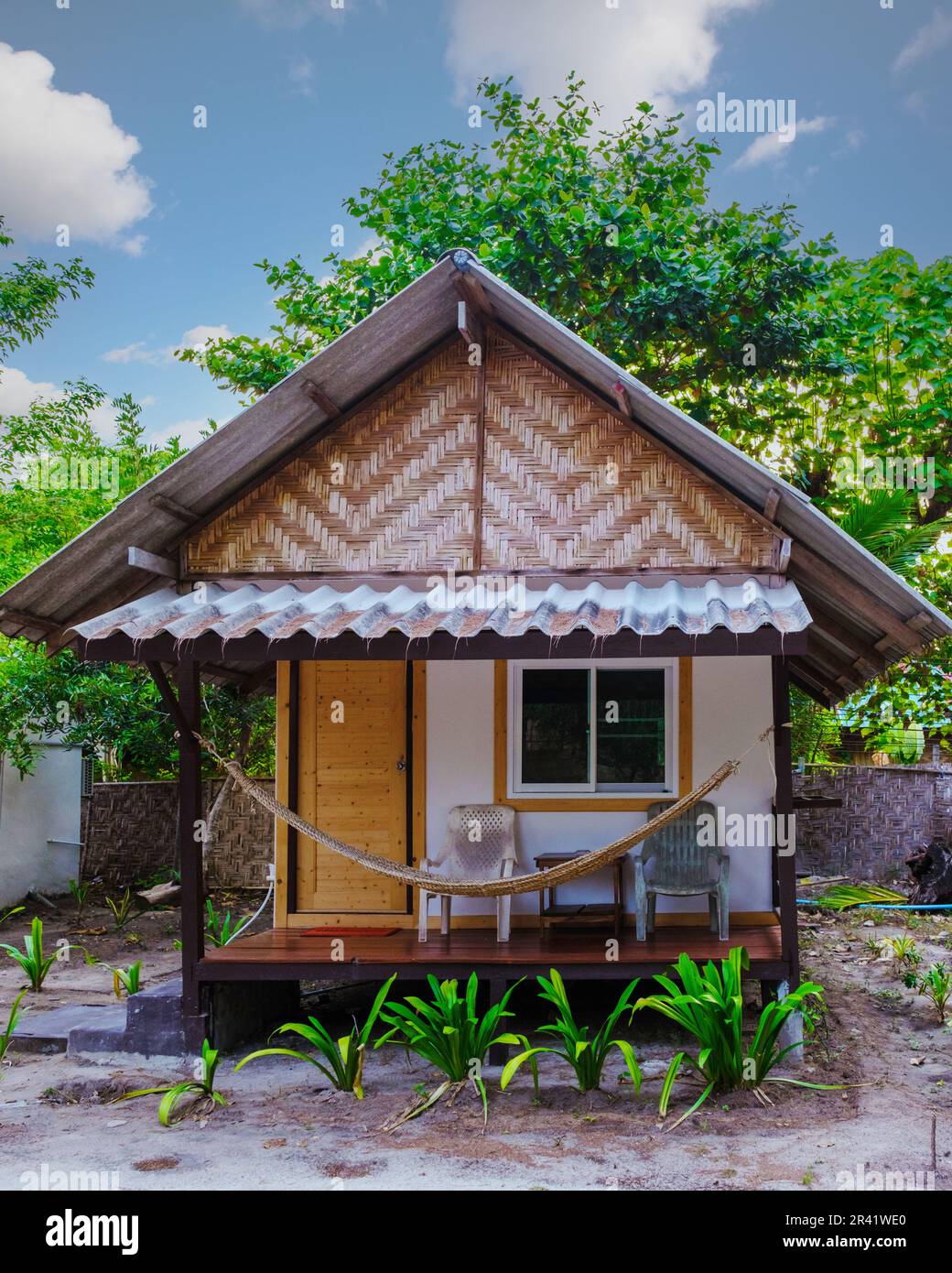 Bamboo hut bungalows on the beach in Thailand Stock Photo - Alamy