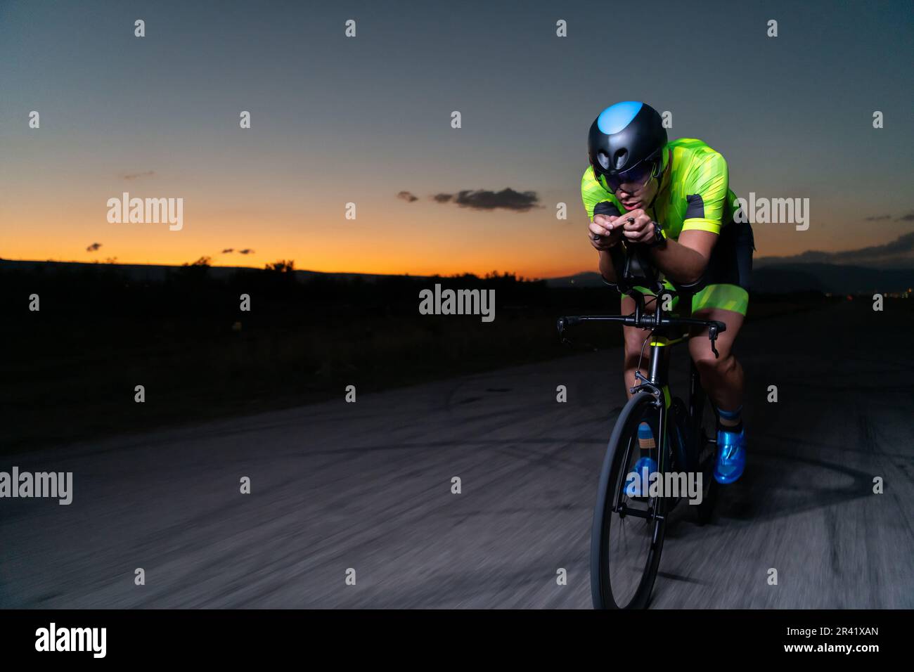 Pushing bike race hi-res stock photography and images - Alamy