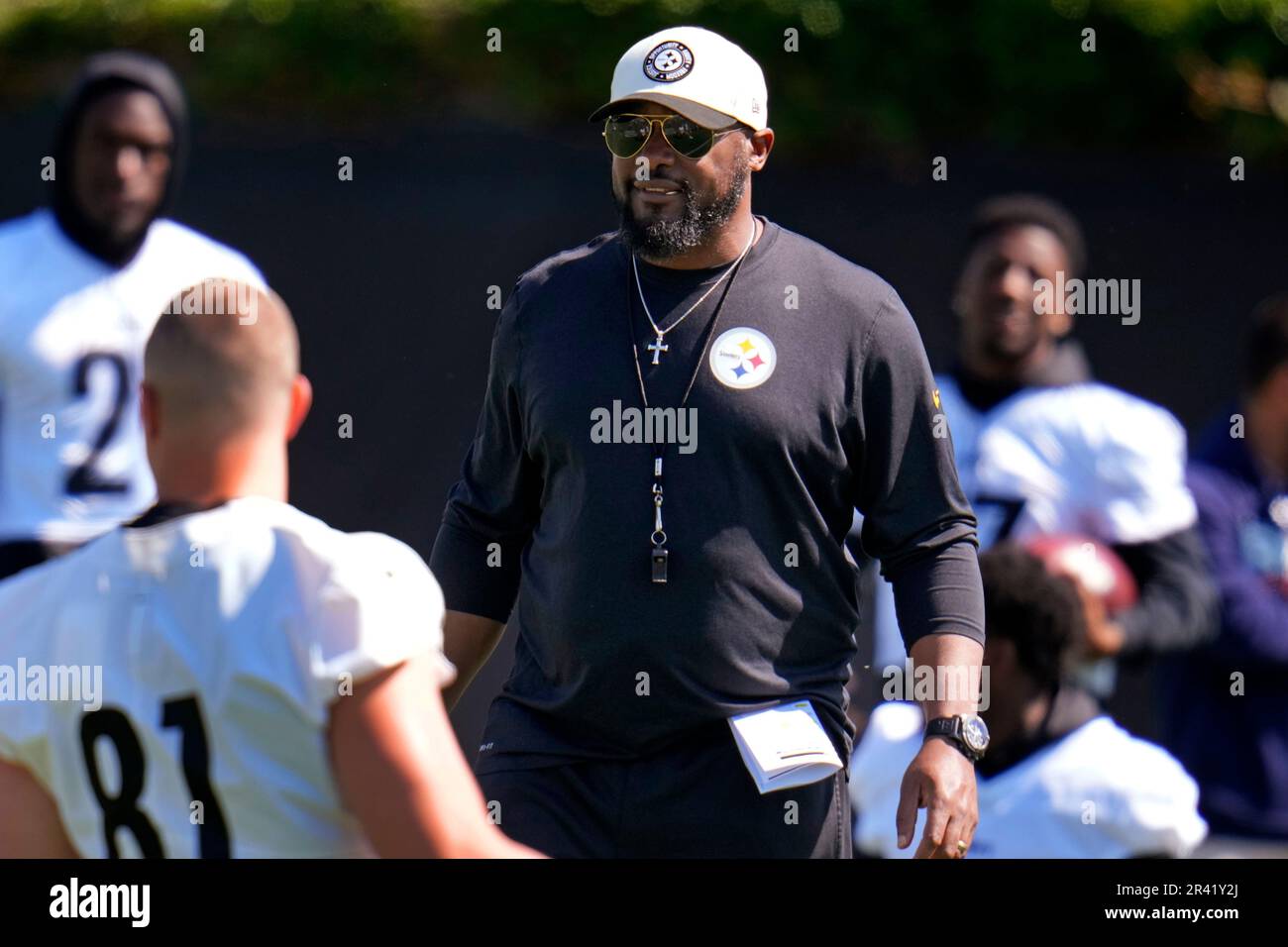 Pittsburgh Steelers coach Mike Tomlin, center, watches players warm up ...