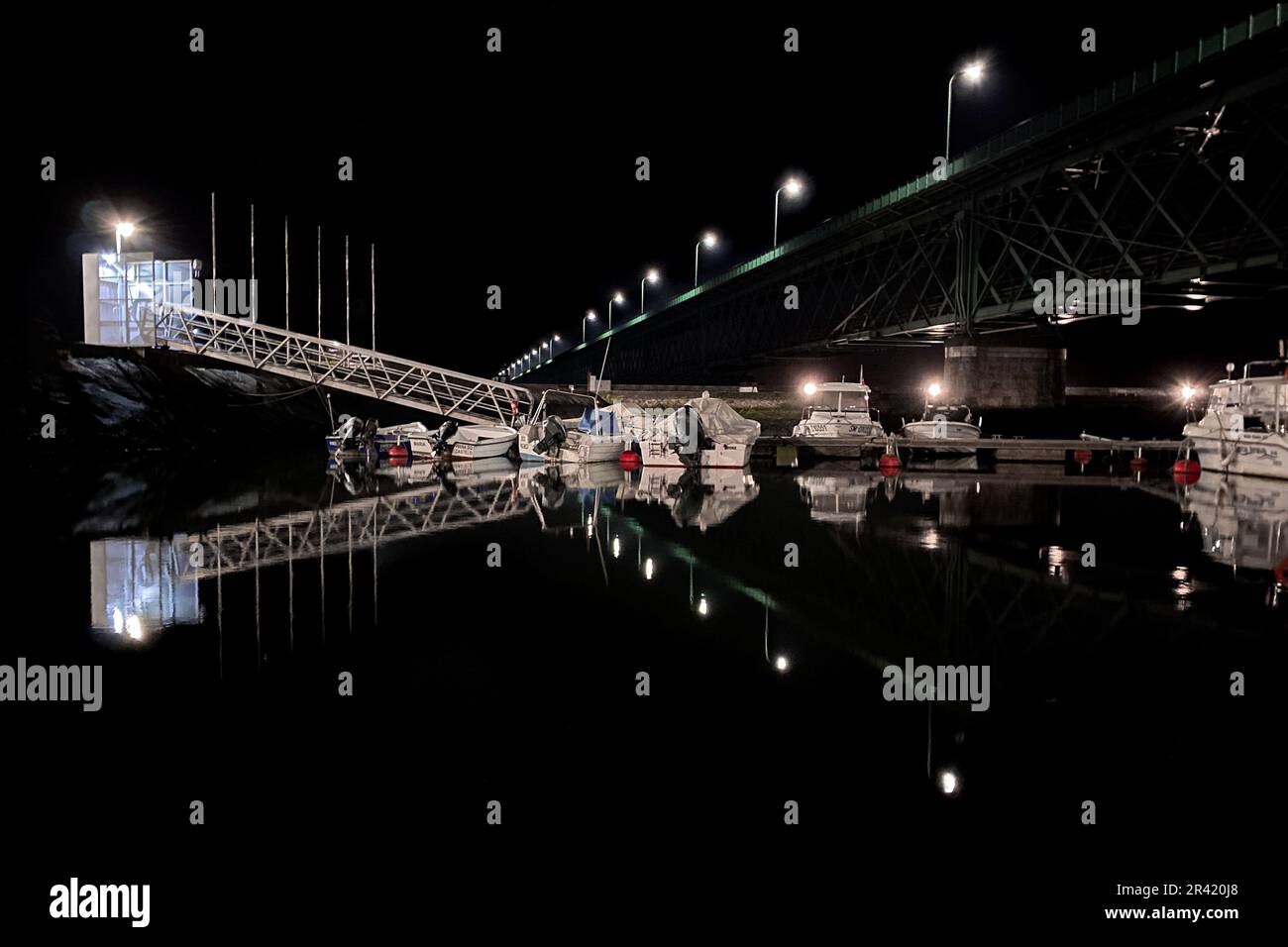 Boats docked modern marina hi-res stock photography and images - Alamy