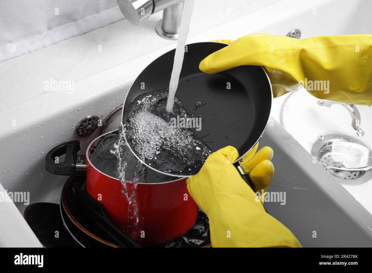 Hand washing pan kitchen hi-res stock photography and images - Alamy