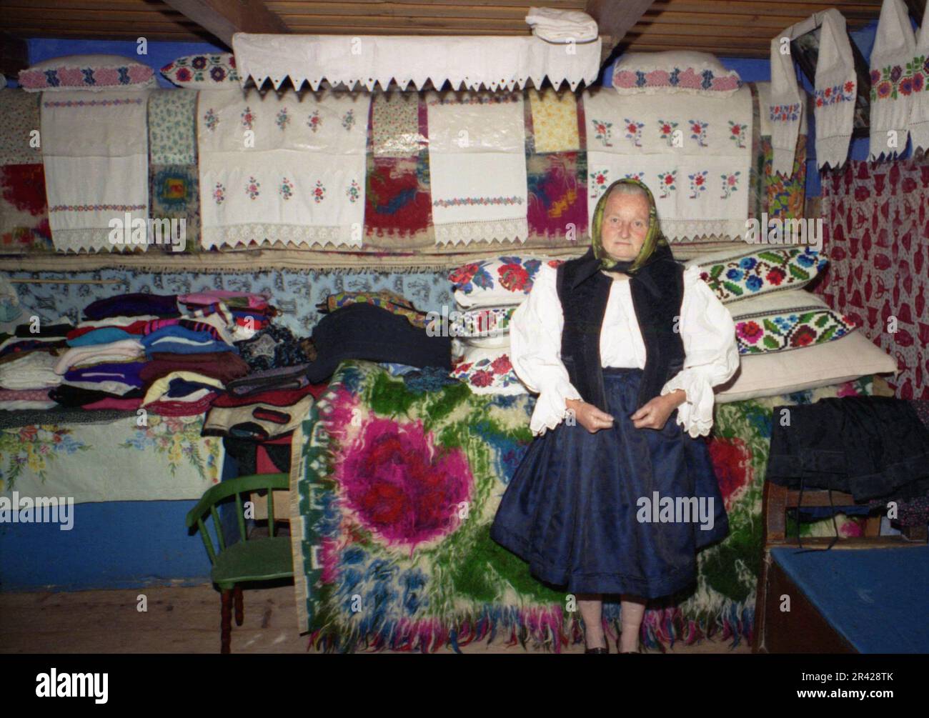 Woman traditional costume maramures hi-res stock photography and images ...