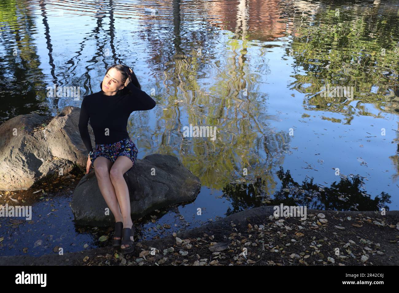 Photoshoot of a Hispanic model in a park Stock Photo - Alamy