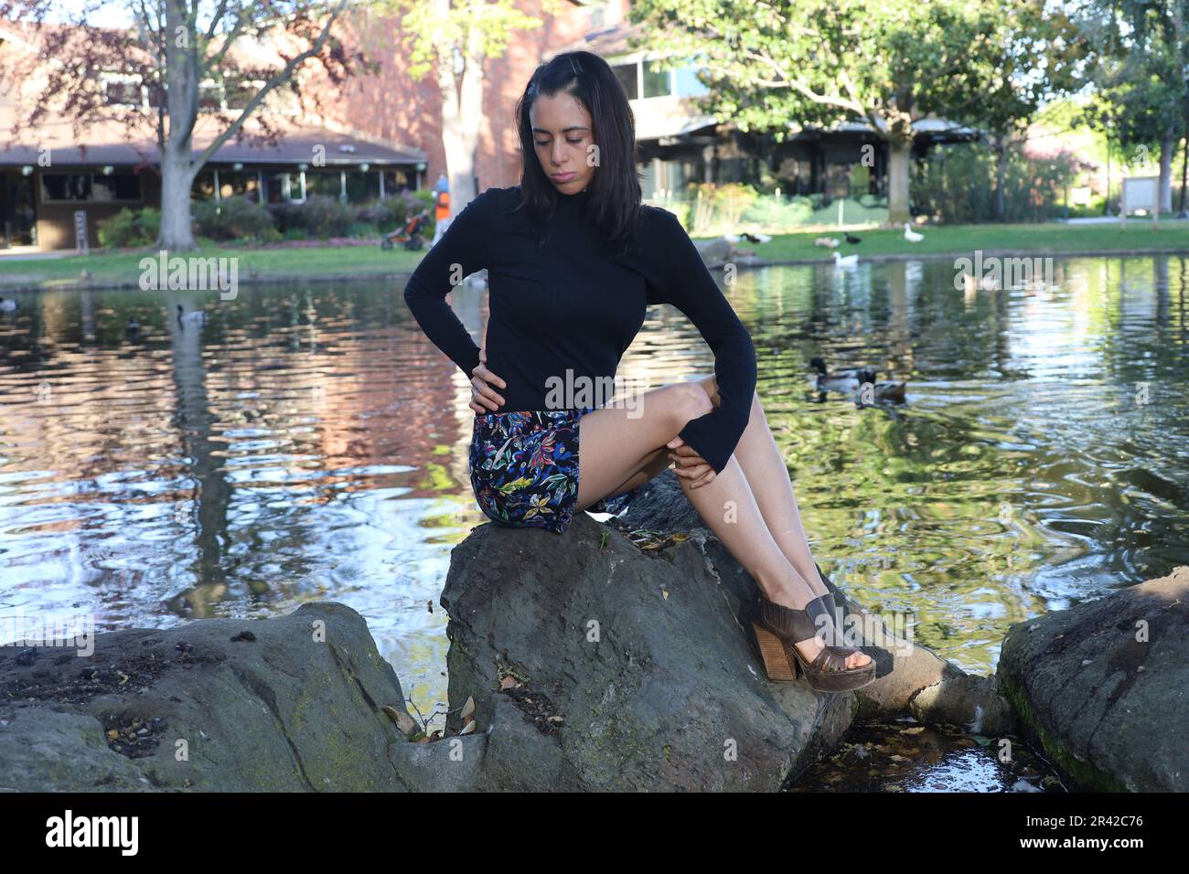 Photoshoot of a Hispanic model in a park Stock Photo - Alamy